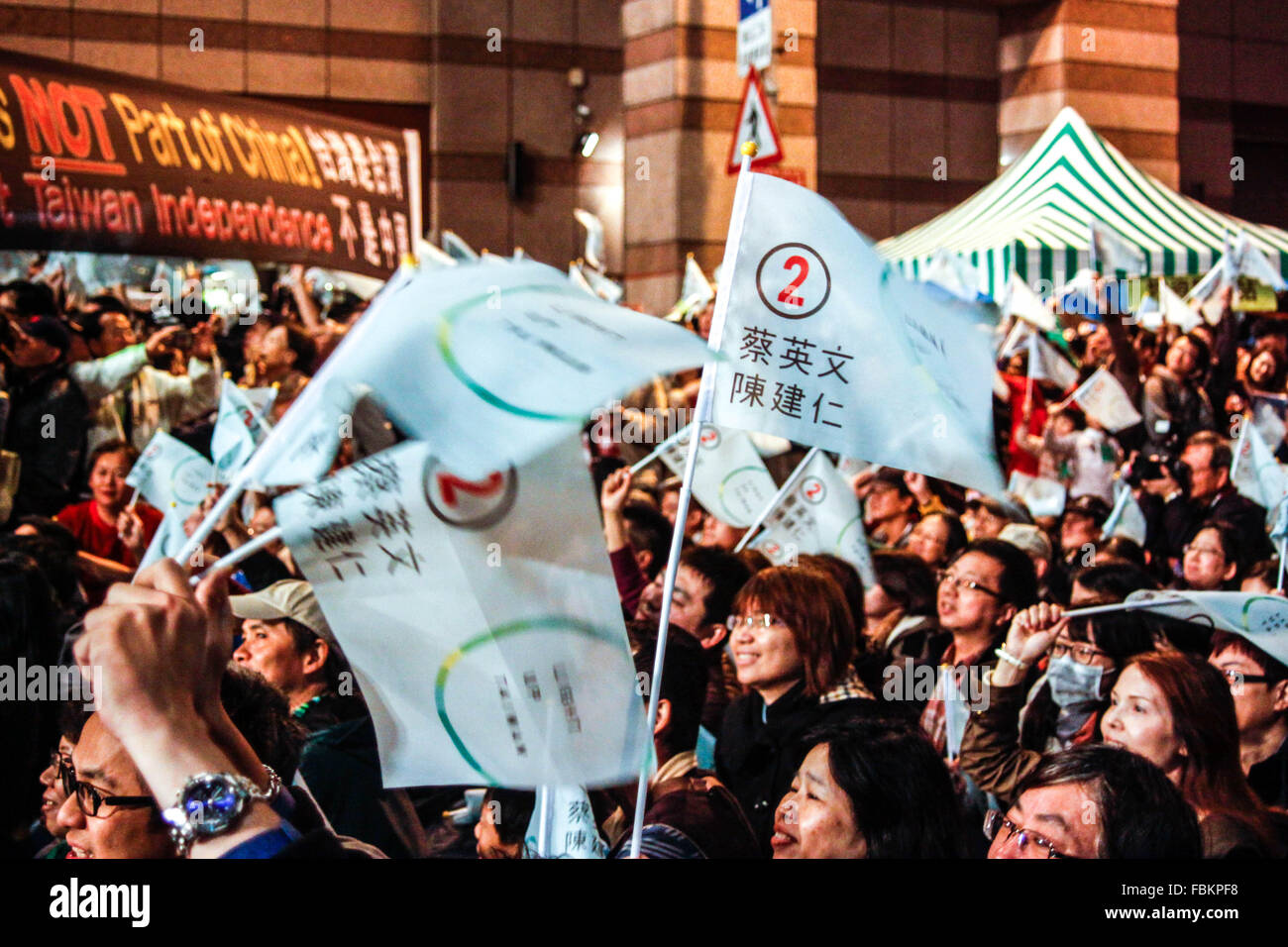Taipei City, Taiwan. 16th Jan, 2016. Thousands came to assist the final ...