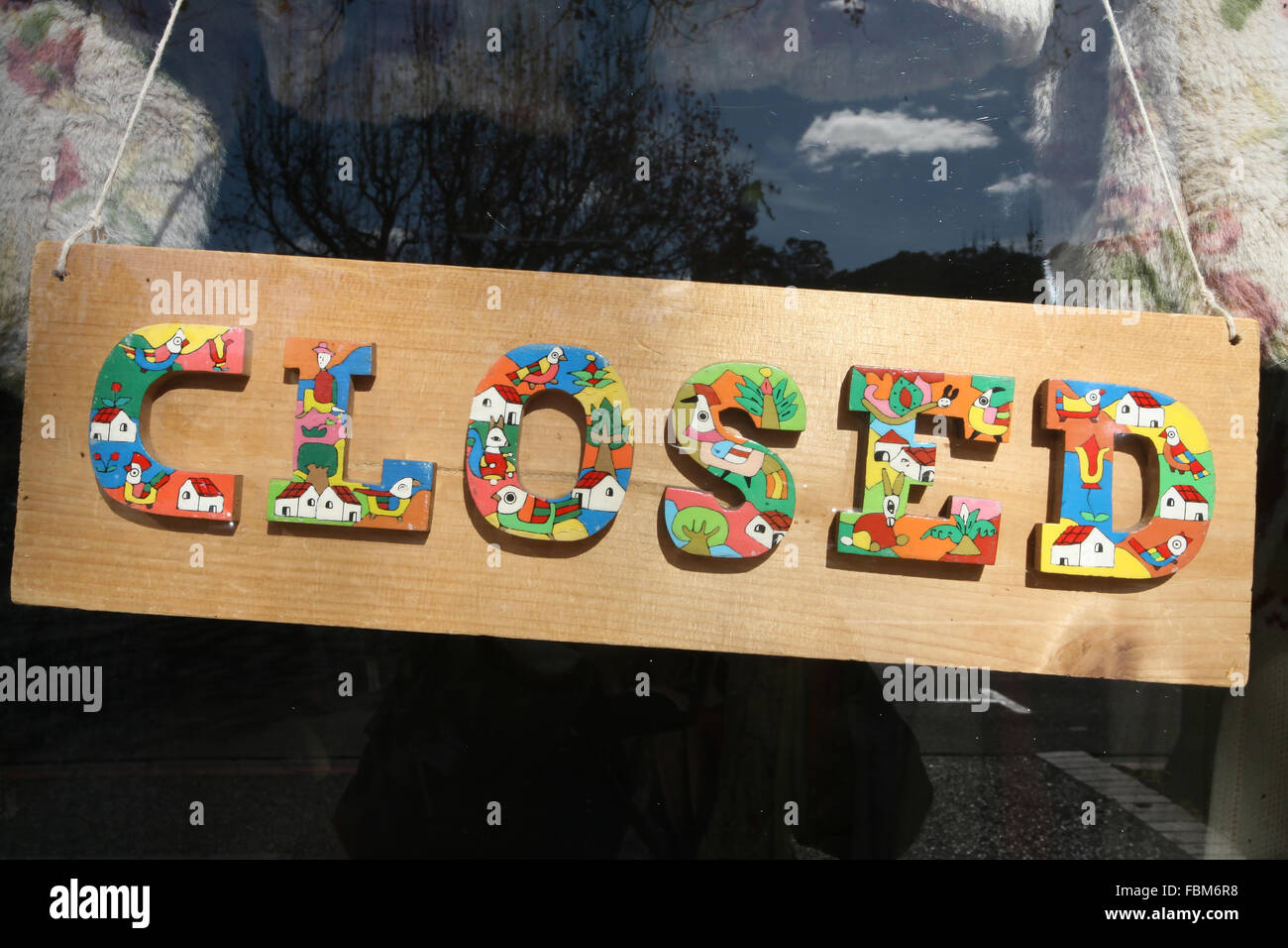 Shop window closed sign Stock Photo - Alamy