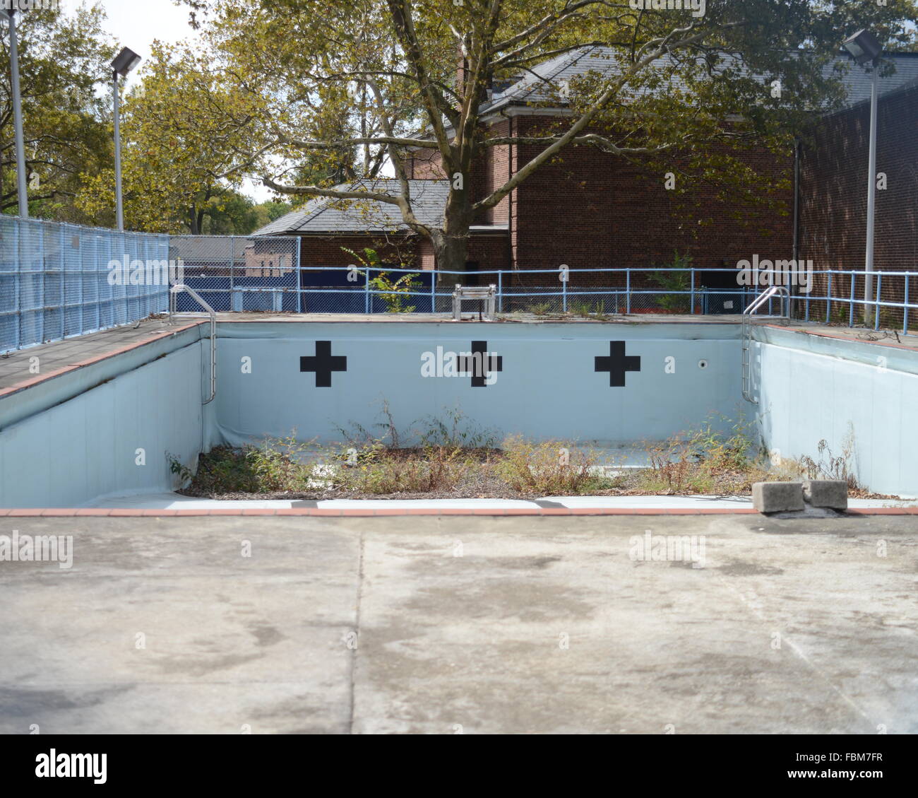 Empty pool hi-res stock photography and images - Alamy