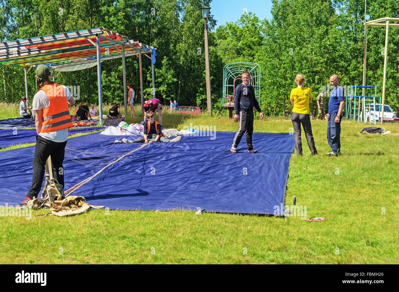 Chute packing hi-res stock photography and images - Alamy
