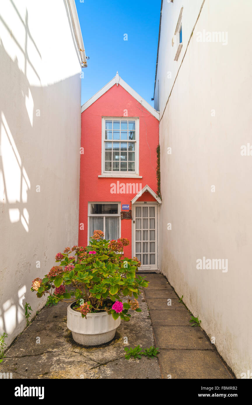 A pretty summer pink house Stock Photo - Alamy
