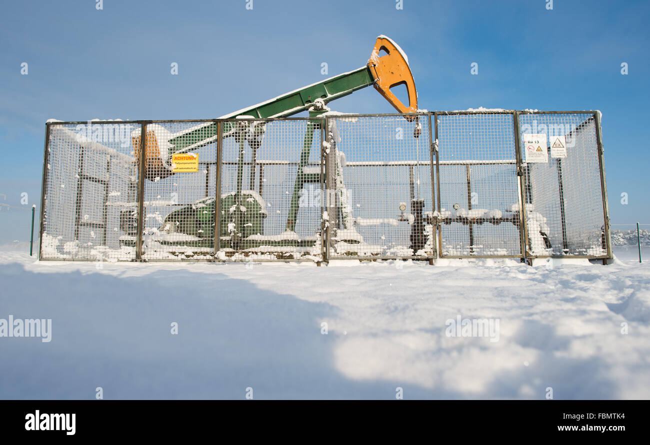 Iran oil production hi-res stock photography and images - Alamy
