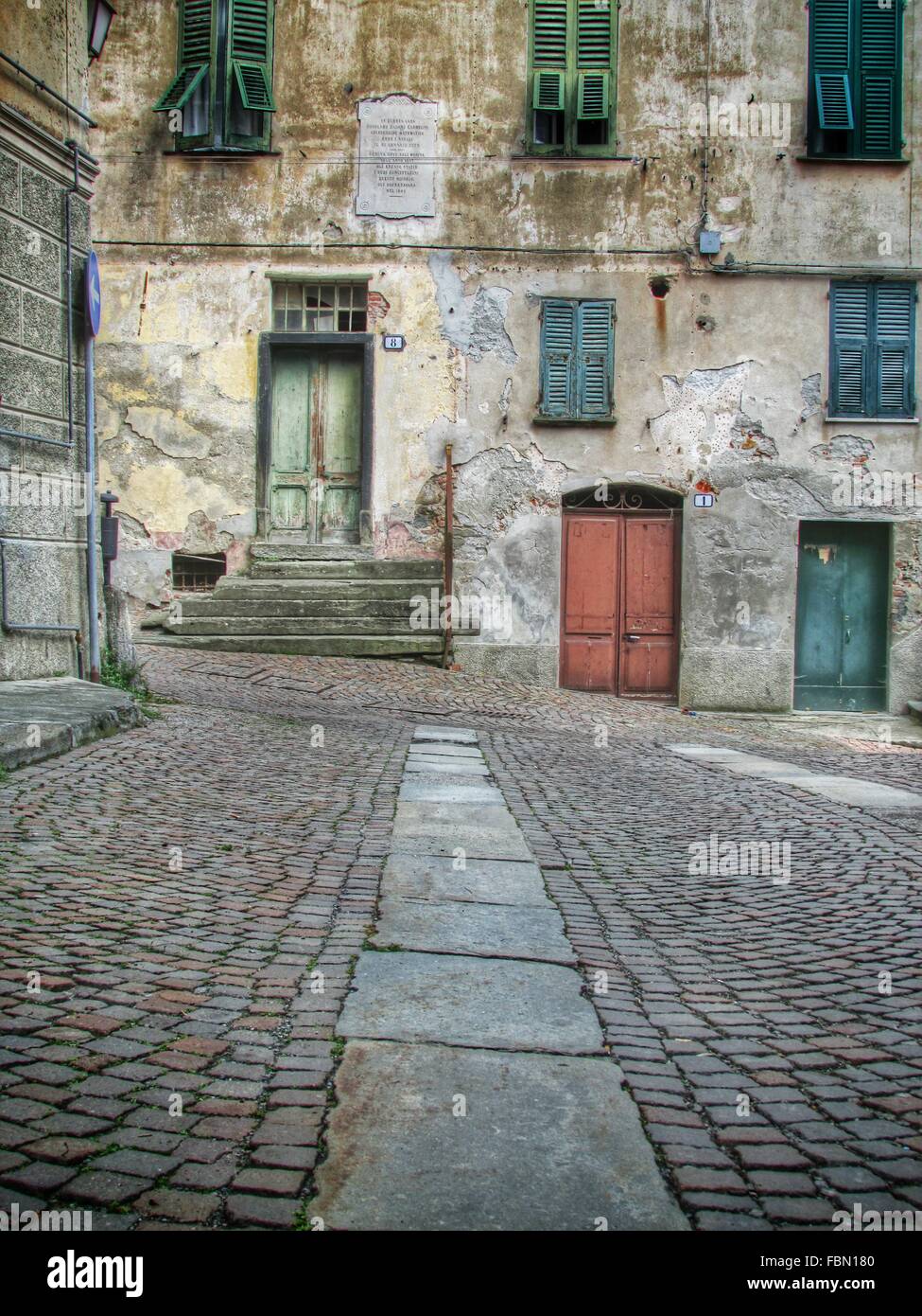 Cobbled Street Leading Toward Building Stock Photo - Alamy
