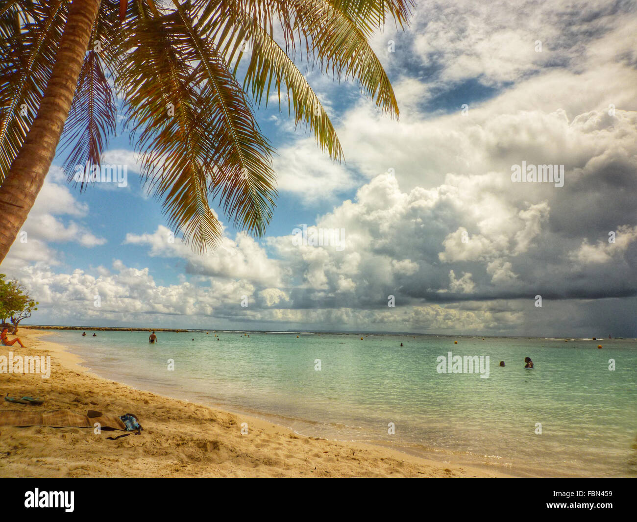 Large group of people on the beach hi-res stock photography and images ...
