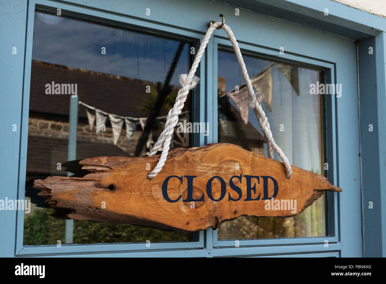 Wooden closed sign hi-res stock photography and images - Alamy