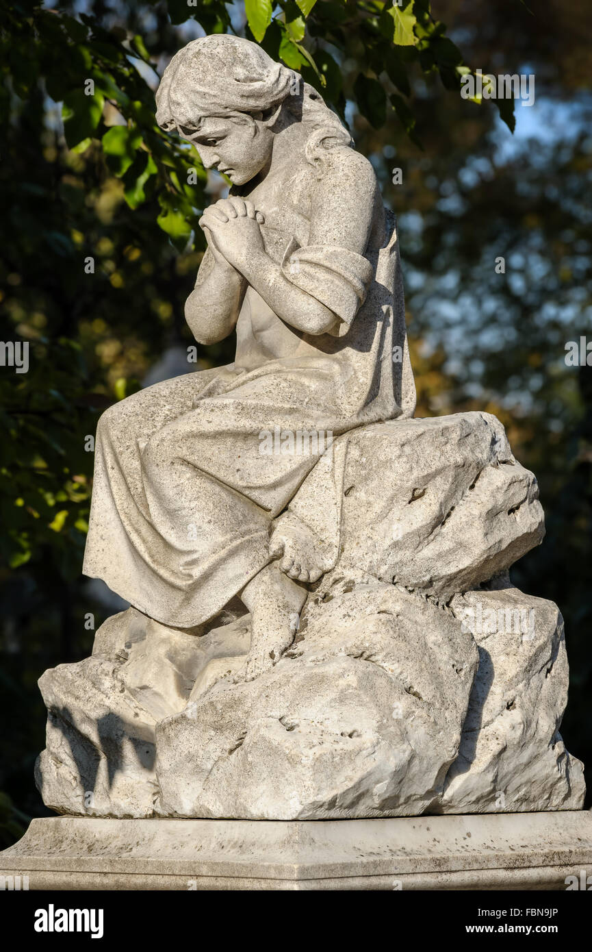 Statue sitting cemetery hi-res stock photography and images - Alamy