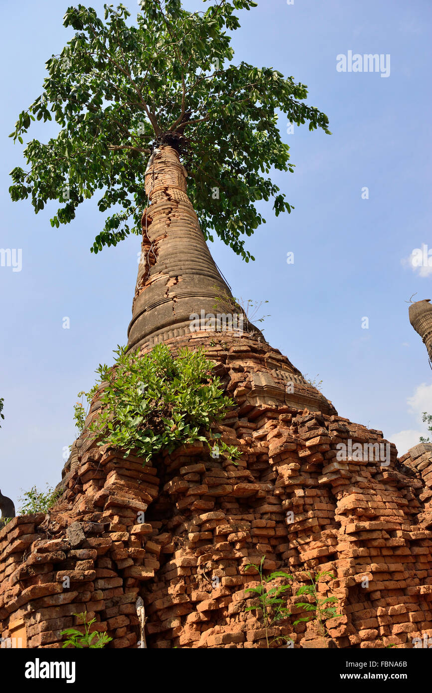 Crumbling brickwork hi-res stock photography and images - Alamy