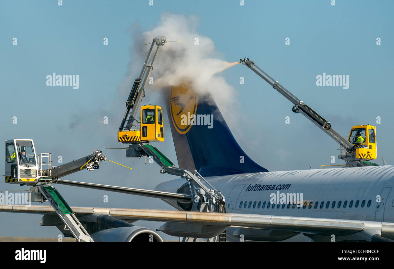 Frankfurt, Germany. 18th January, 2016. A passenger aircraft is de-iced ...