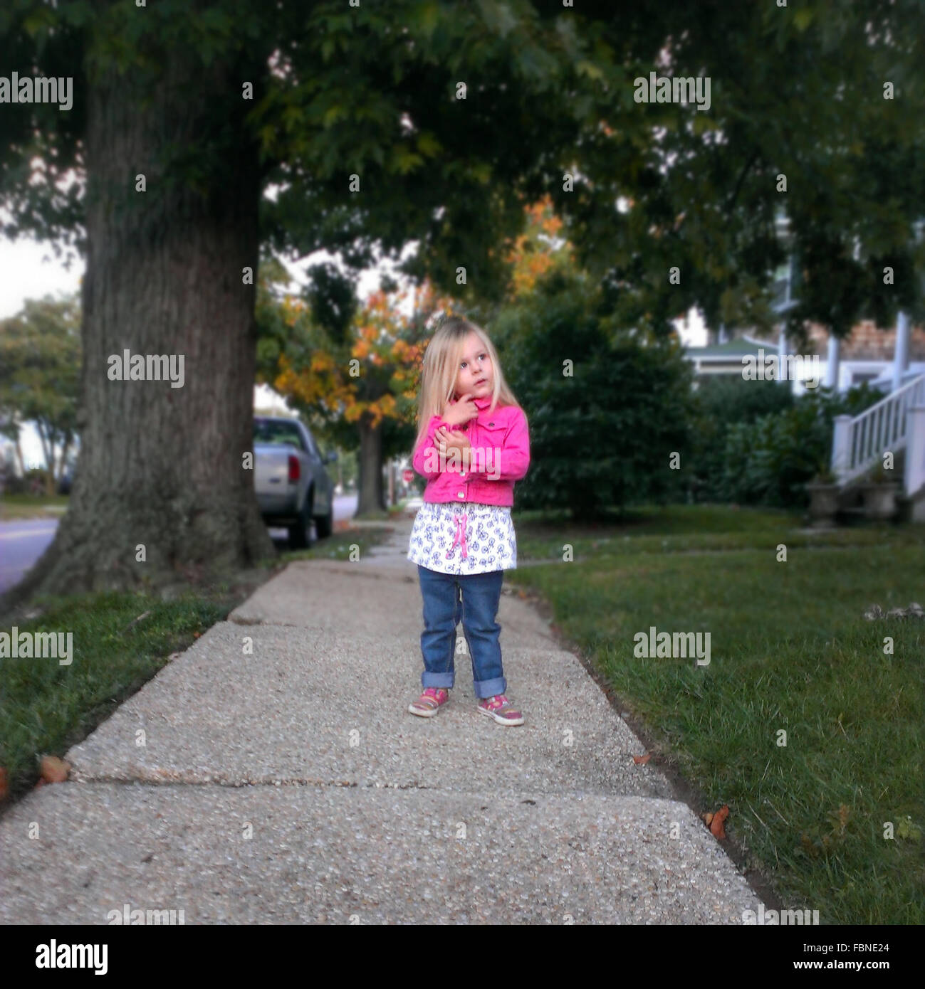 Girl by tree hi-res stock photography and images - Alamy