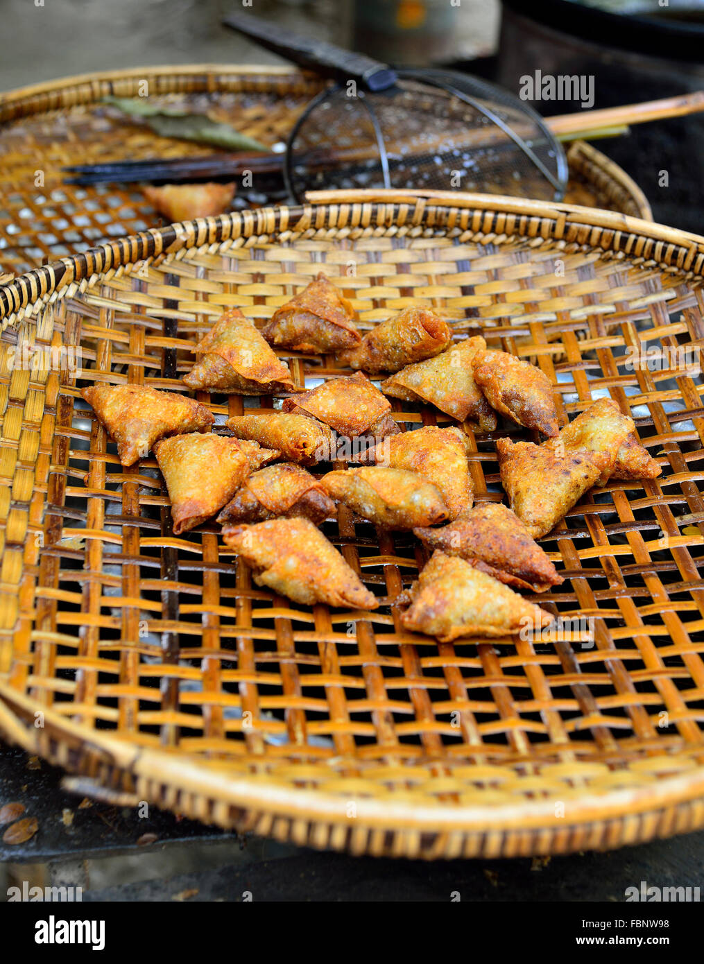Samosa in tray hi-res stock photography and images - Alamy