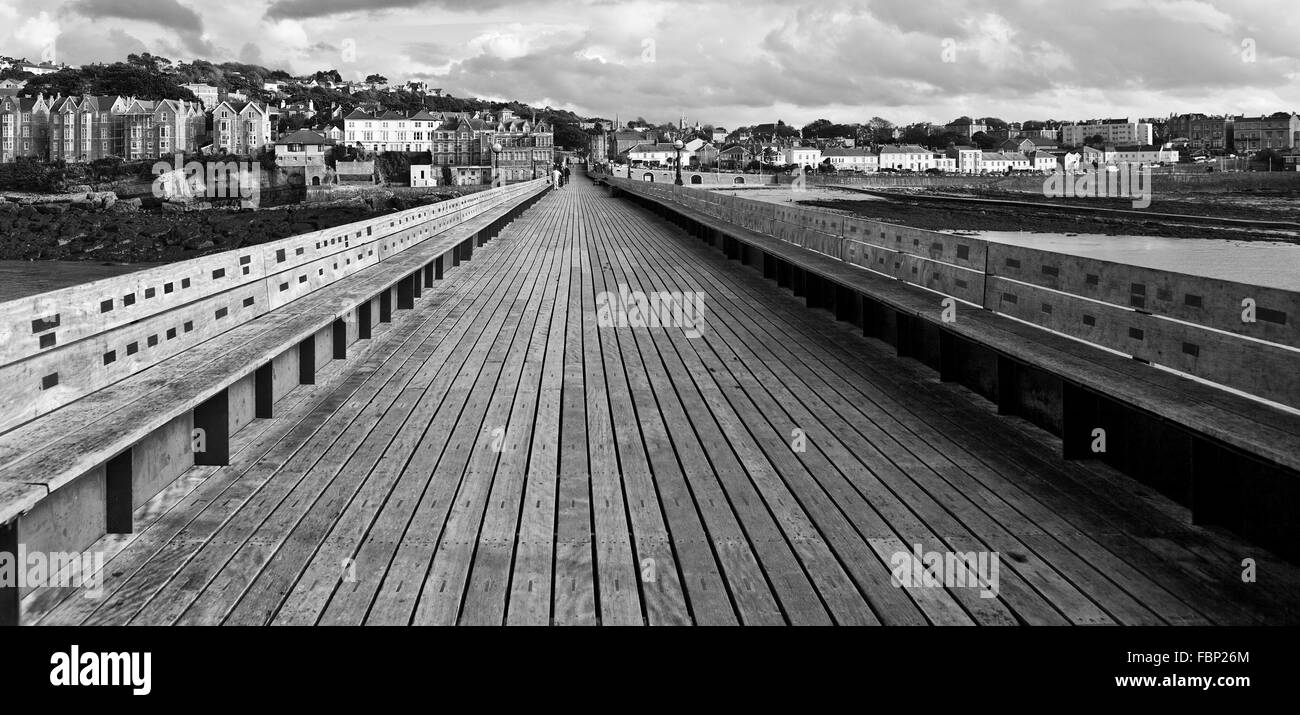 Old english seaside pier hi-res stock photography and images - Alamy