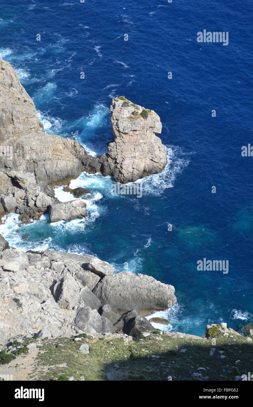 Deep blue sea rocks hi-res stock photography and images - Alamy