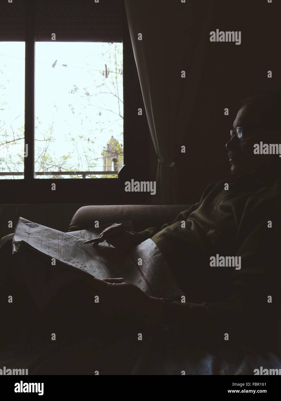 Man holding a newspaper hi-res stock photography and images - Alamy