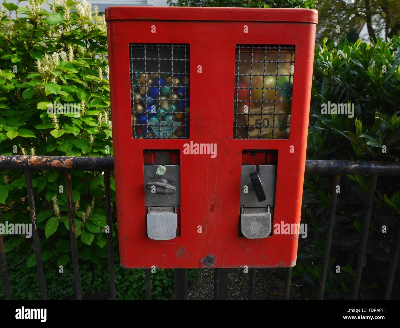 Gumball vending machine hi-res stock photography and images - Alamy