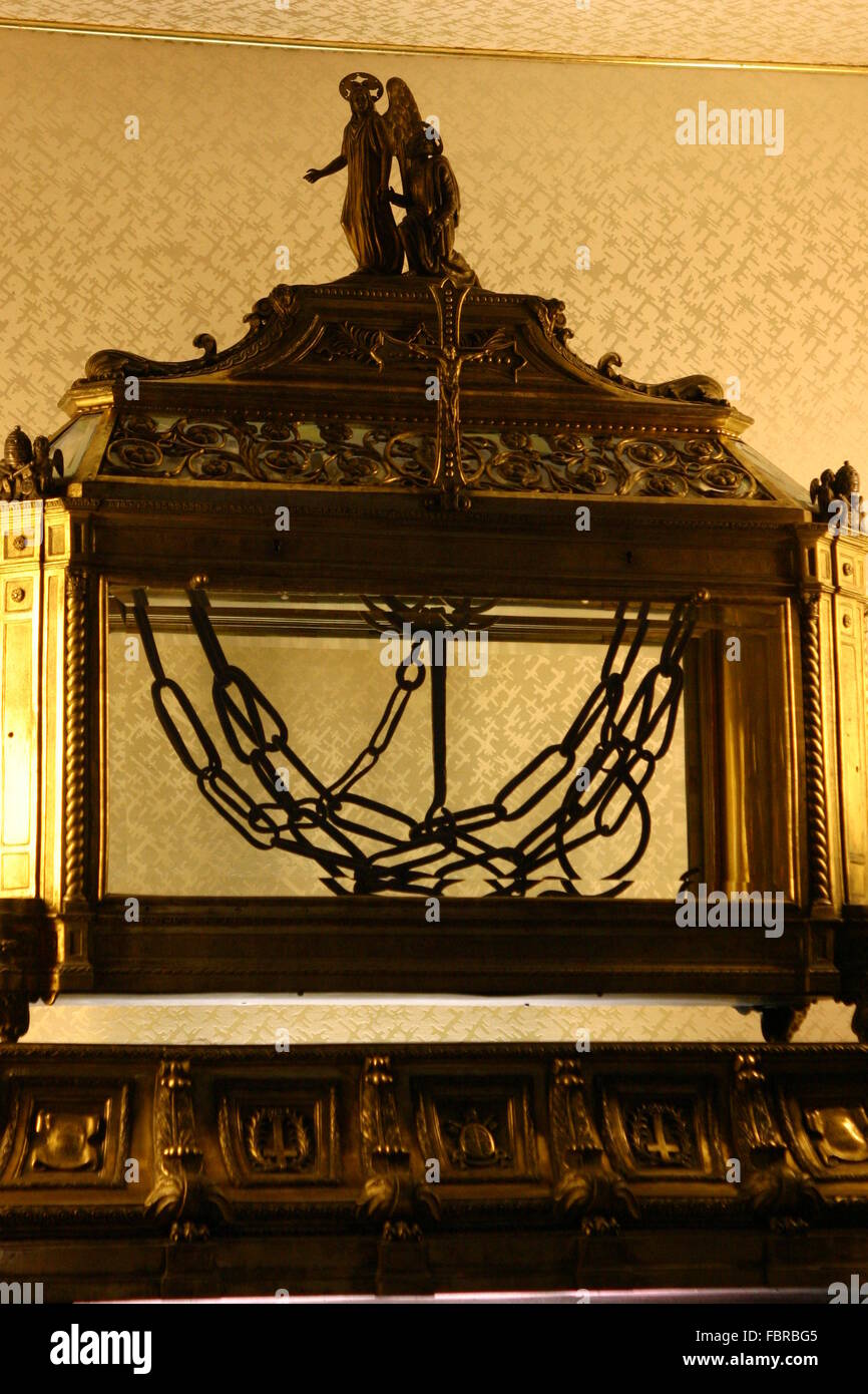 Basilica saint peter chains hi-res stock photography and images - Alamy