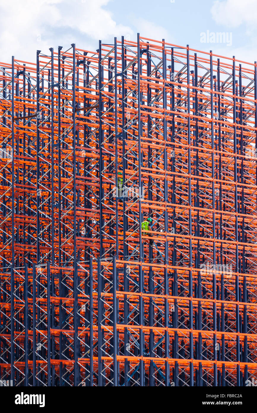 Red metal beams hi-res stock photography and images - Alamy