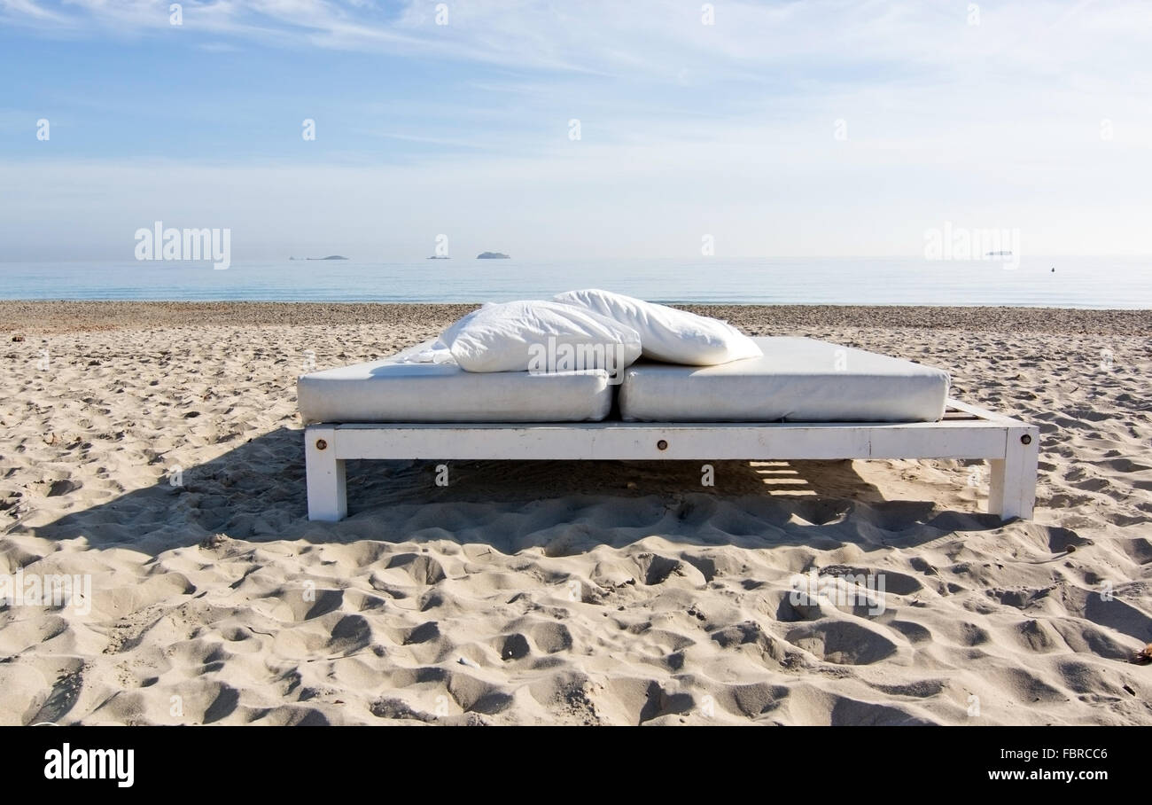 White sunbed hi-res stock photography and images - Alamy