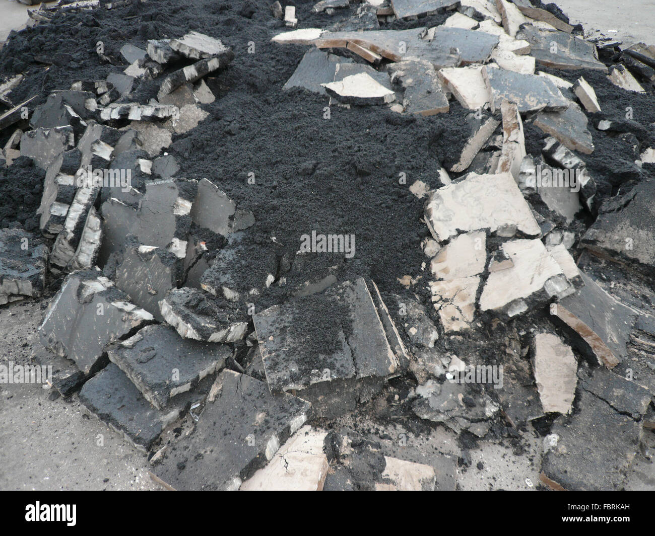 Bitumen to repair hi-res stock photography and images - Alamy