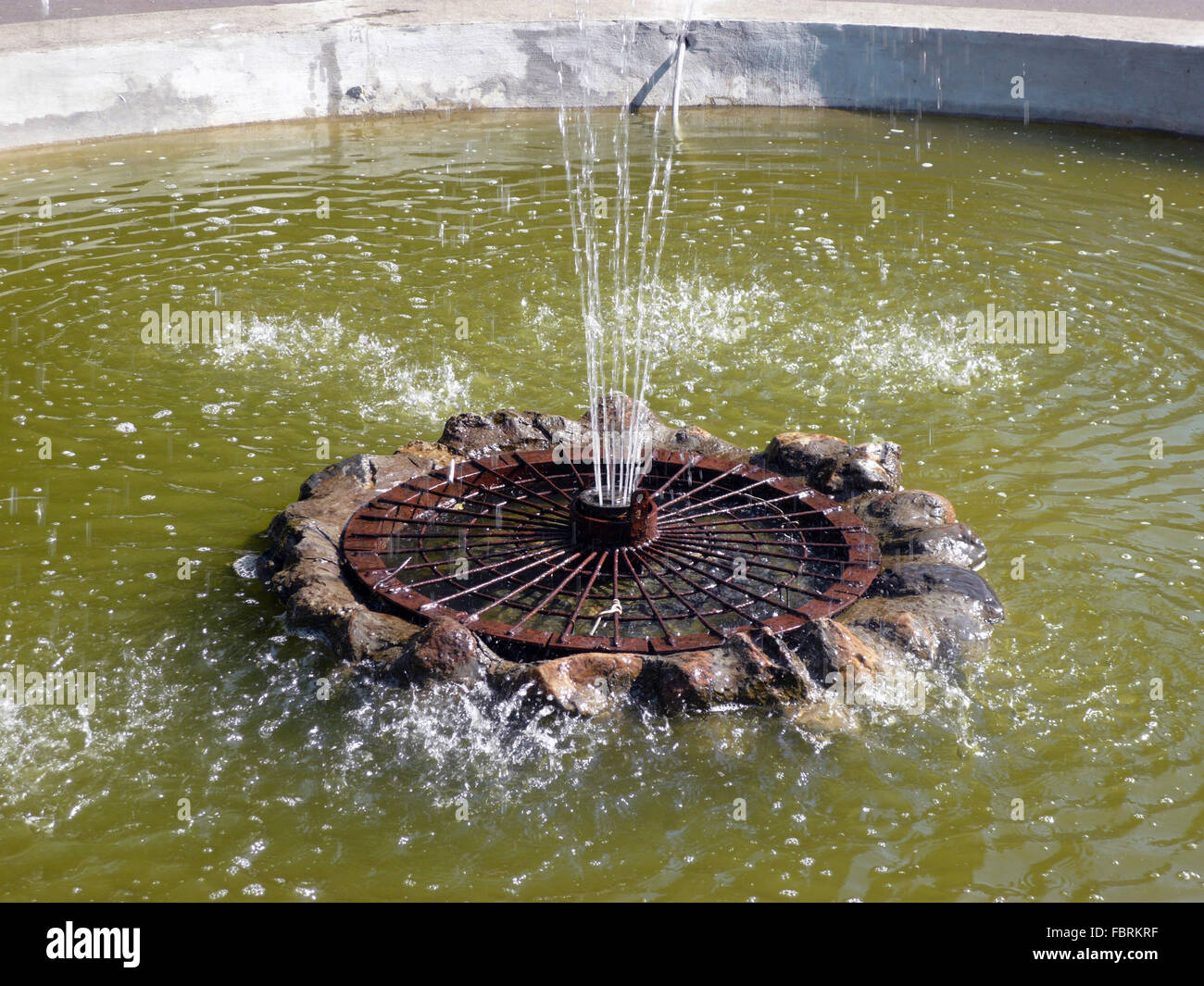 Round water fountain hi-res stock photography and images - Alamy