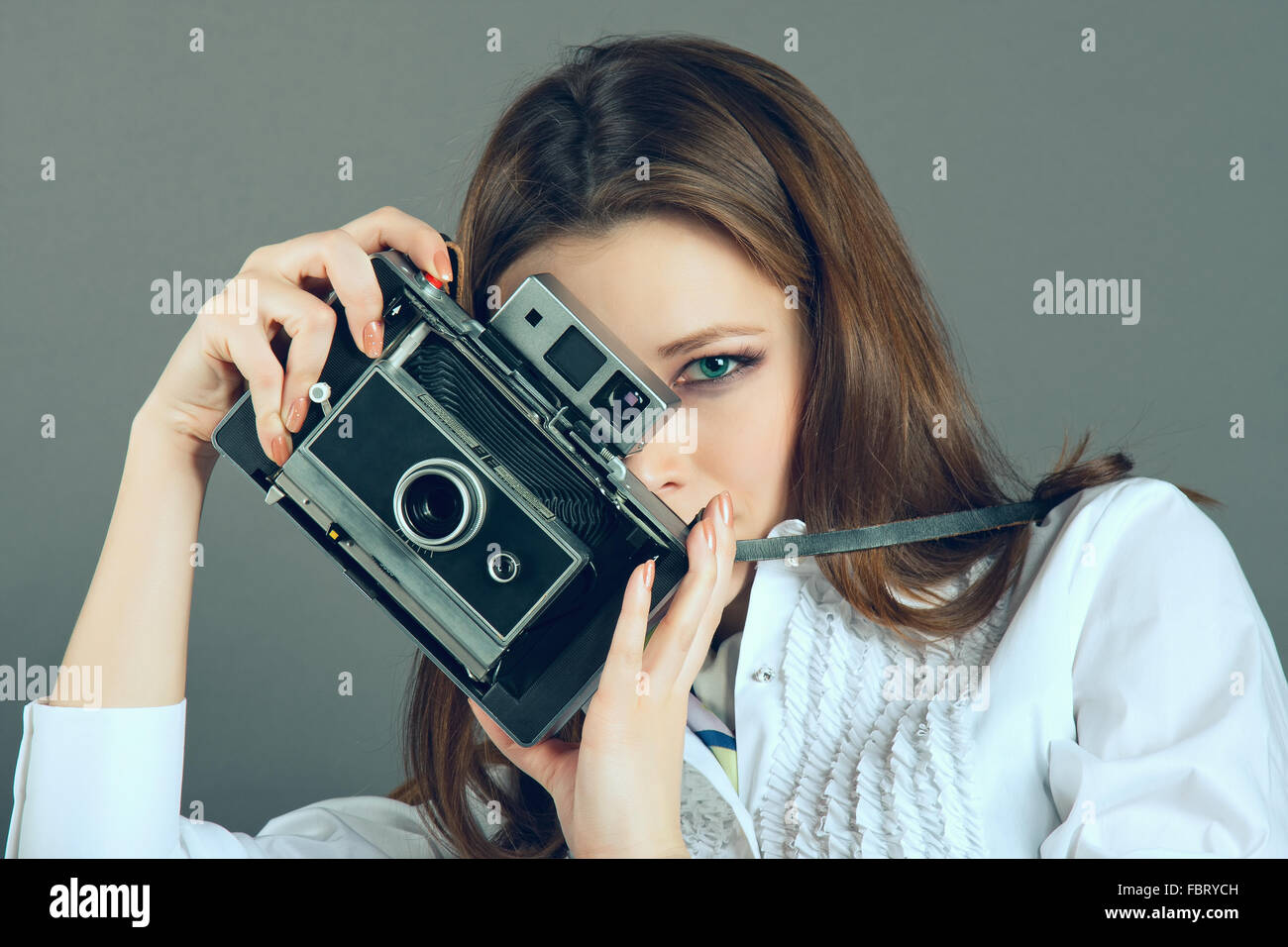 Pretty young girl with retro vintage camera Stock Photo - Alamy