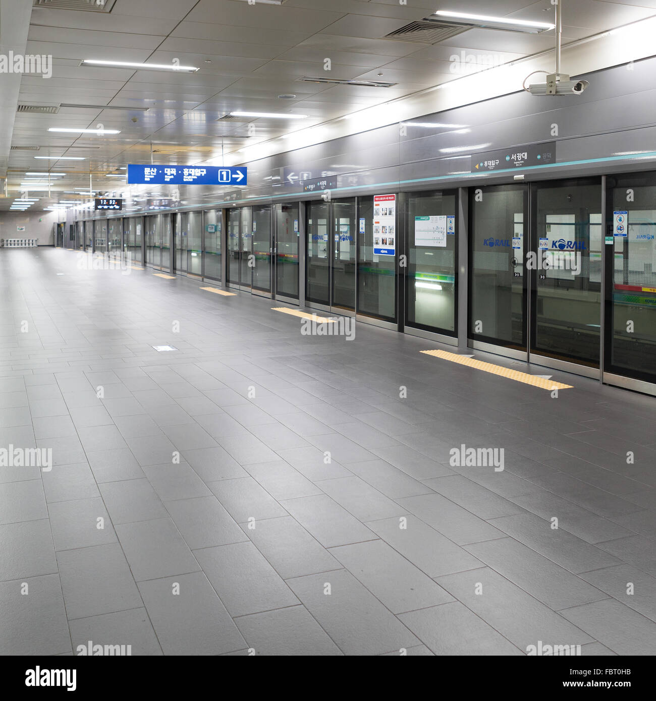 SEOUL, KOREA - AUGUST 12, 2015: Neat platform of Seoul metro subway ...