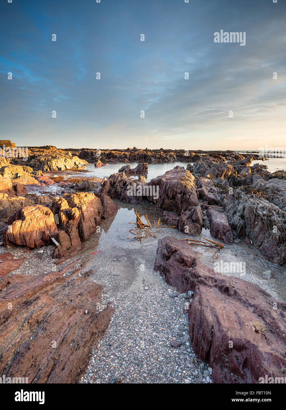 Rock pools at low tide on the beach at Portwrinkle in Cornwall Stock ...