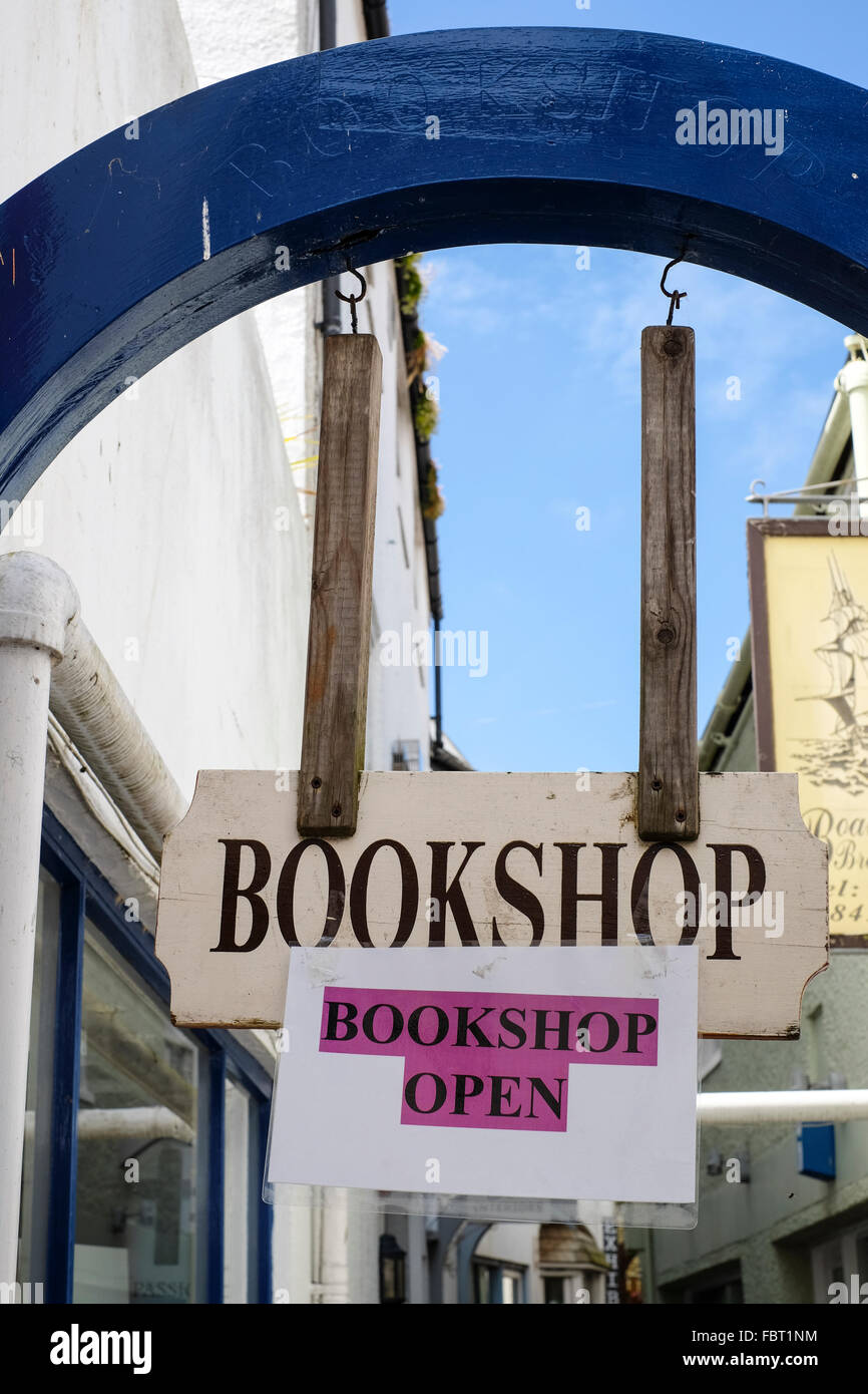 Traditional Bookshop Open sig in the back streets of Salcombe in Devon ...