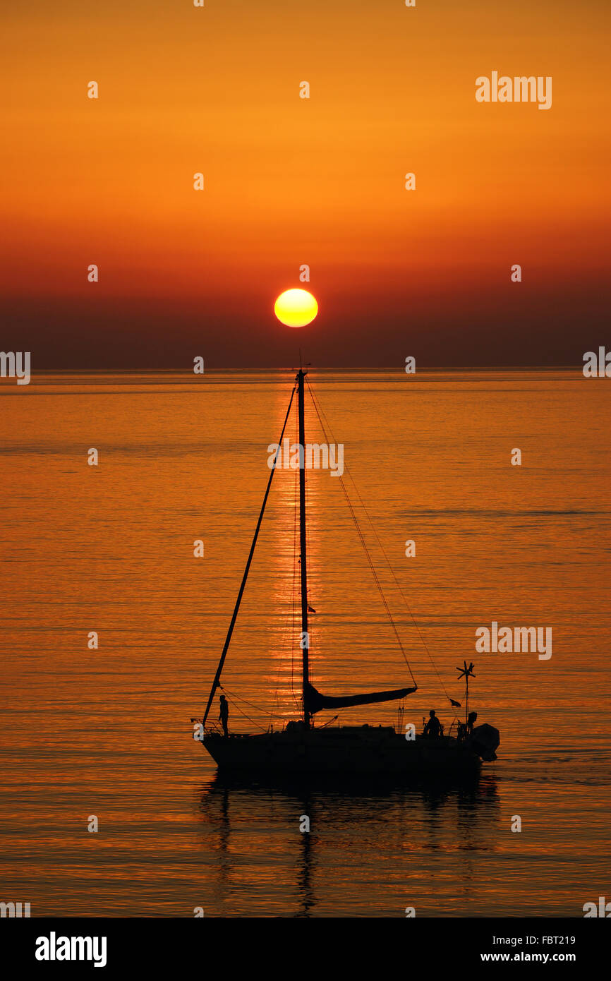 Setting sun into the sea hi-res stock photography and images - Alamy
