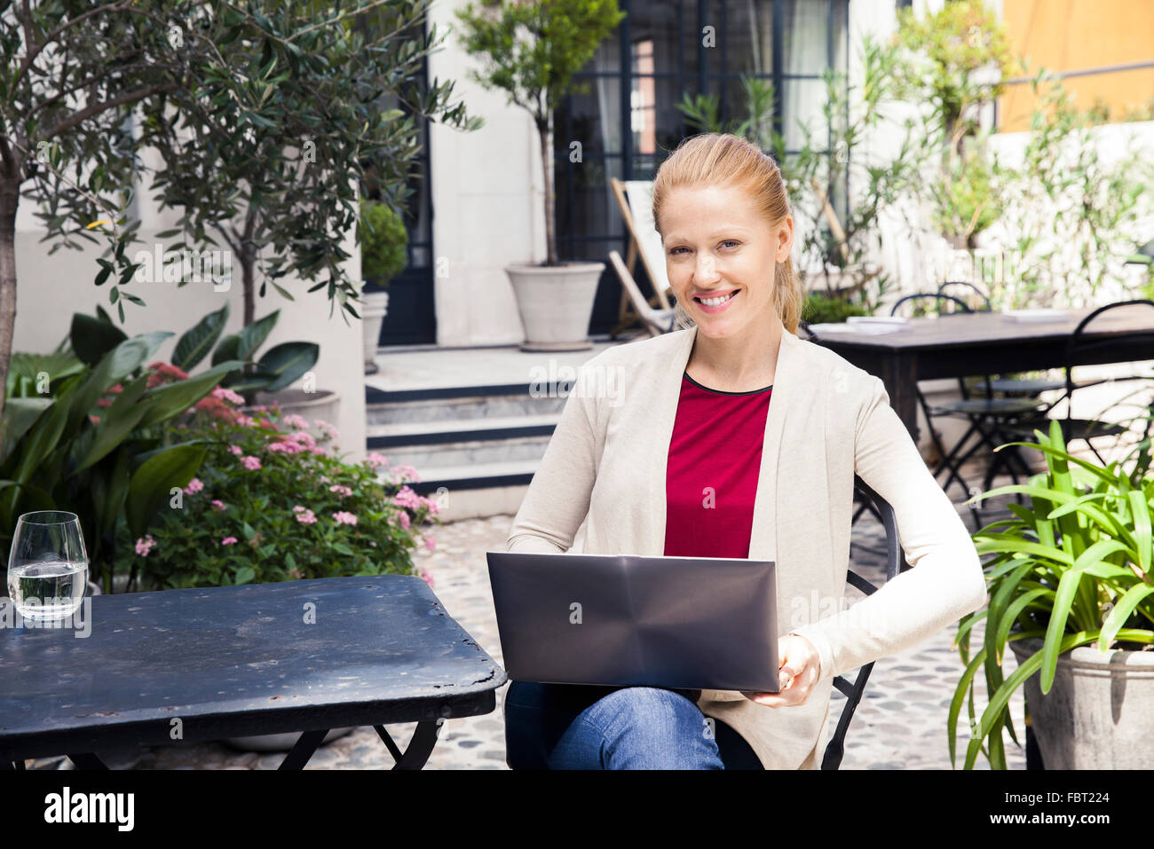 Woman using linkedin computer hi-res stock photography and images - Alamy