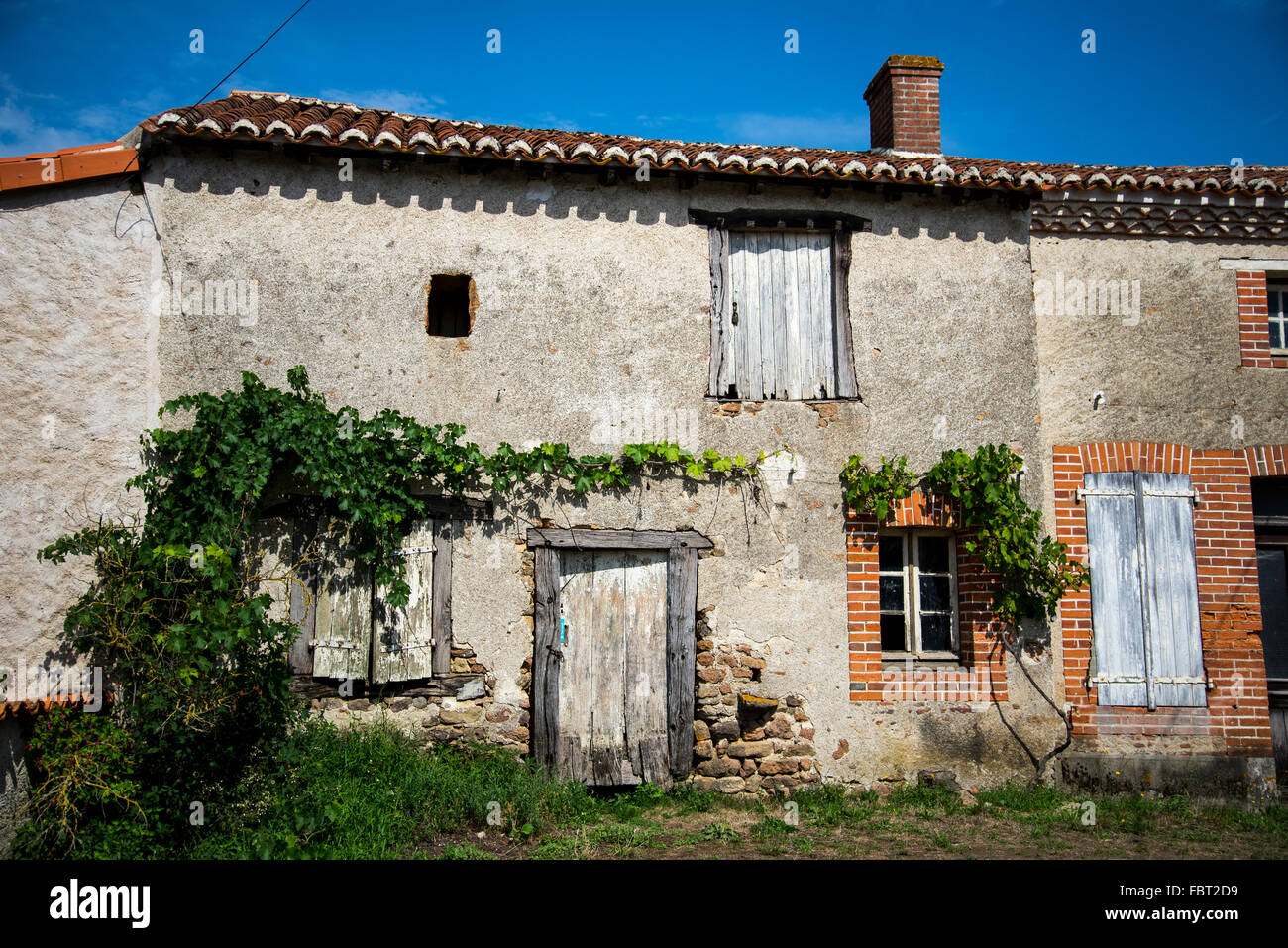 Old farmhouse hi-res stock photography and images - Alamy