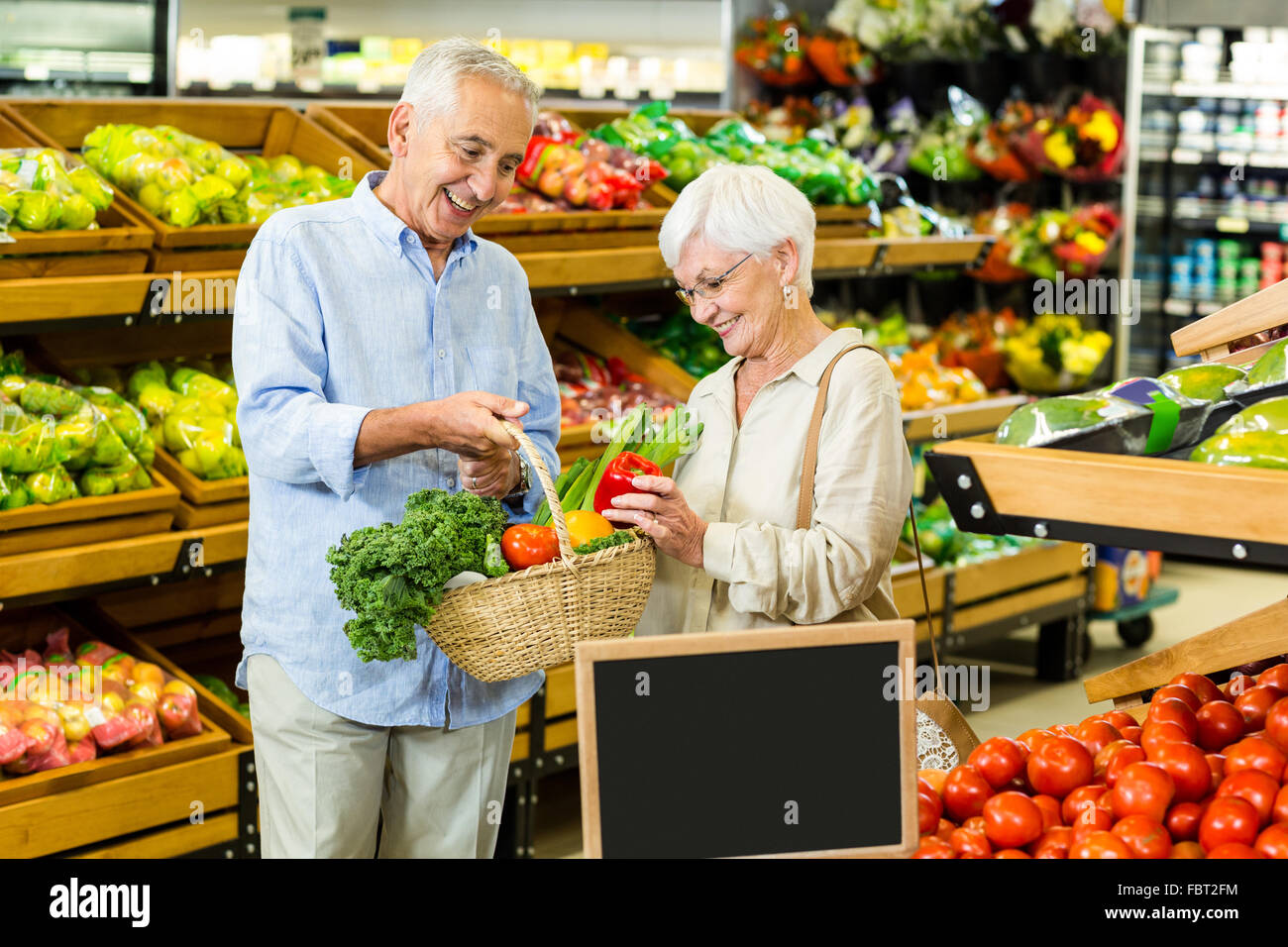 Seniors shopping hi-res stock photography and images - Alamy