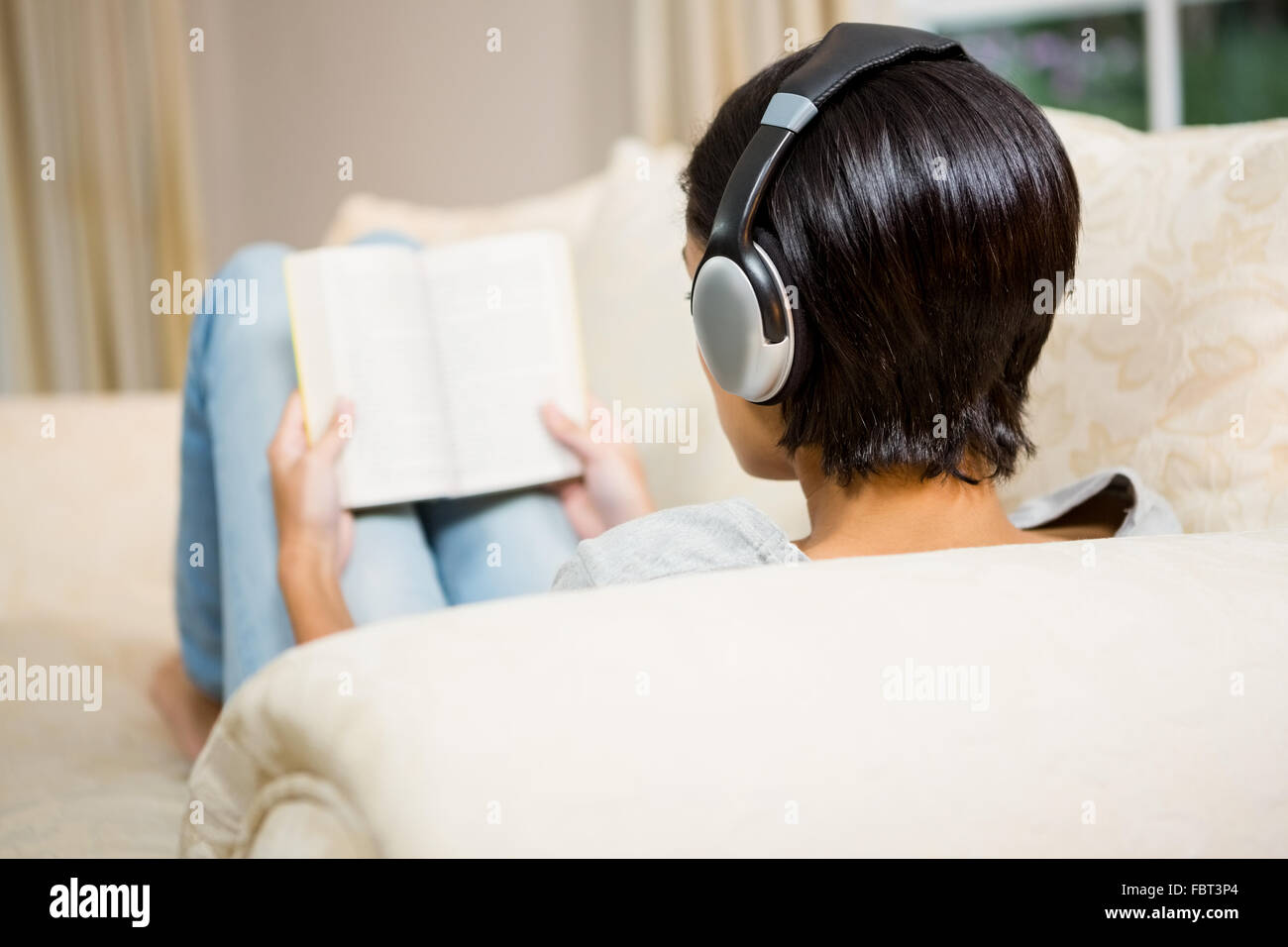 Female headphones and book hi-res stock photography and images - Alamy