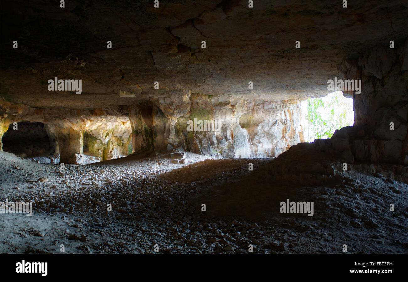 entrance to the cave Stock Photo - Alamy