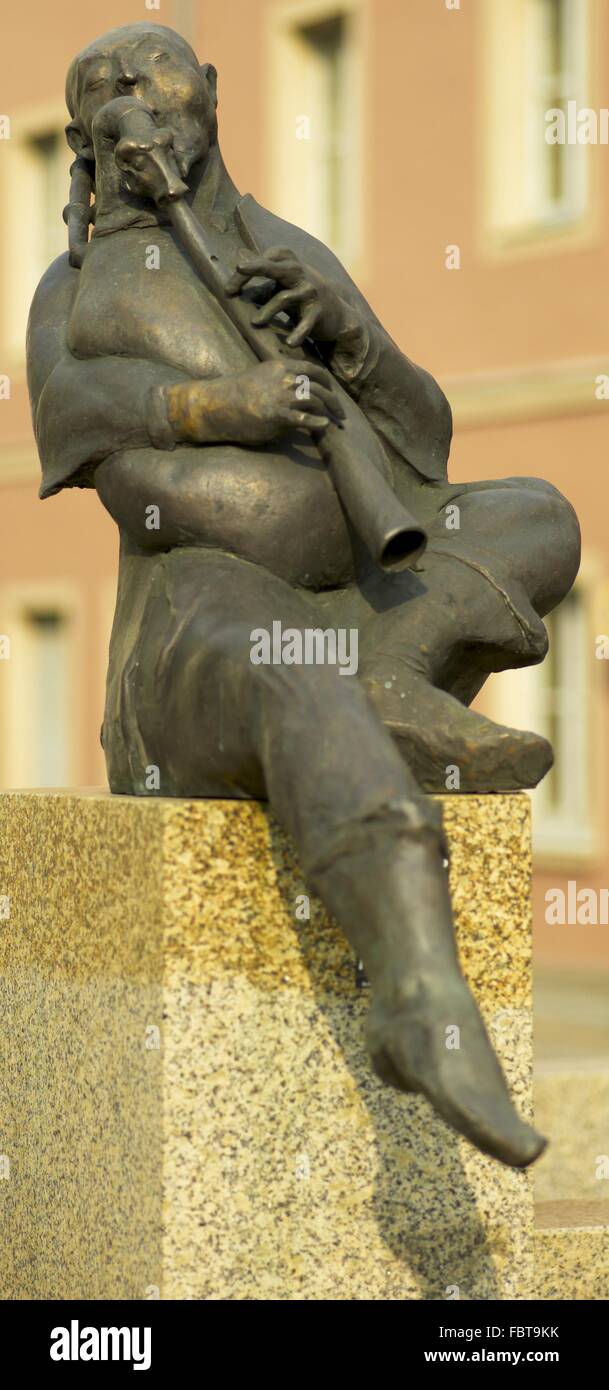 Bagpiper performing hi-res stock photography and images - Alamy