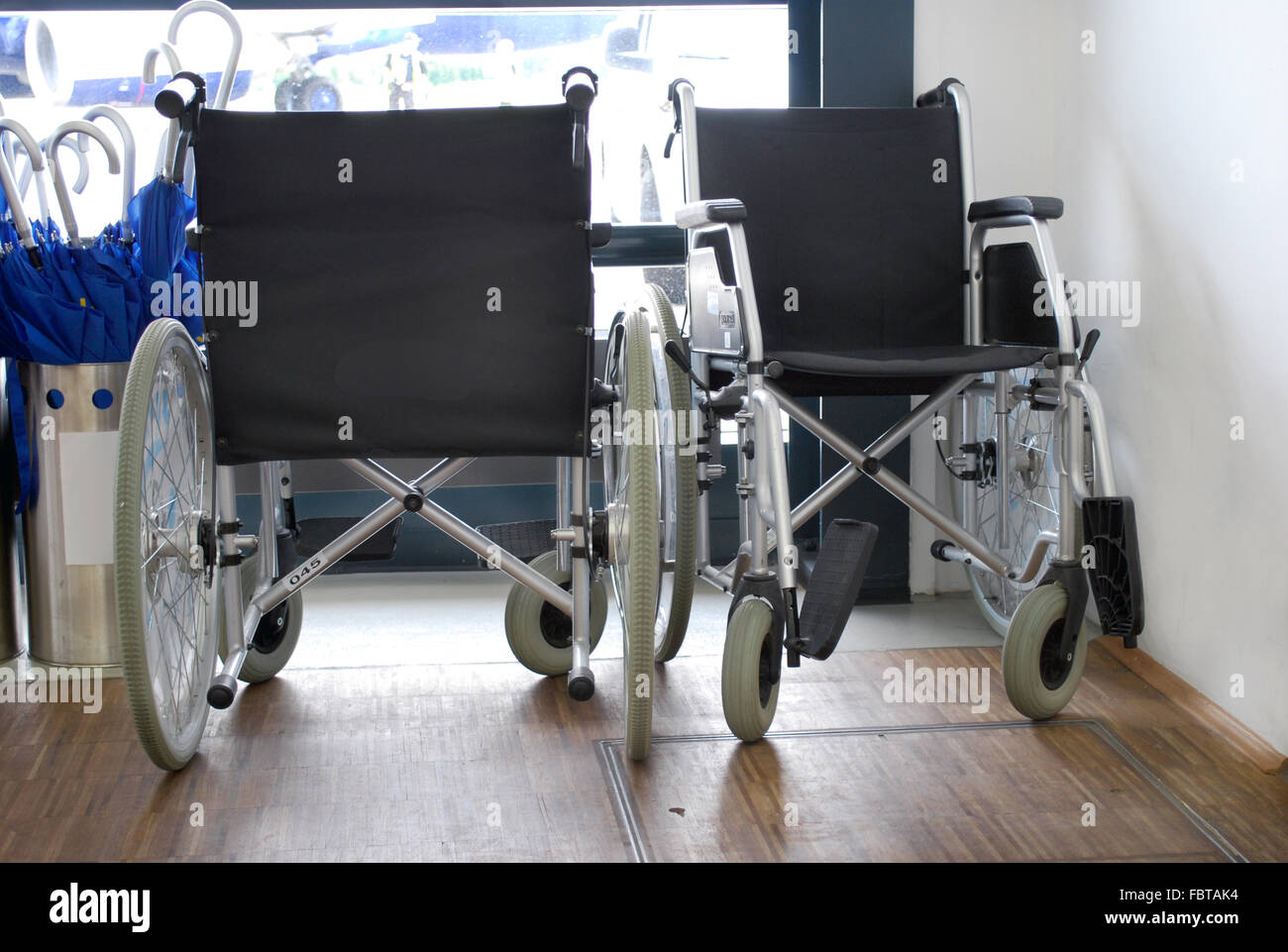 Two people in wheelchairs hi-res stock photography and images - Alamy