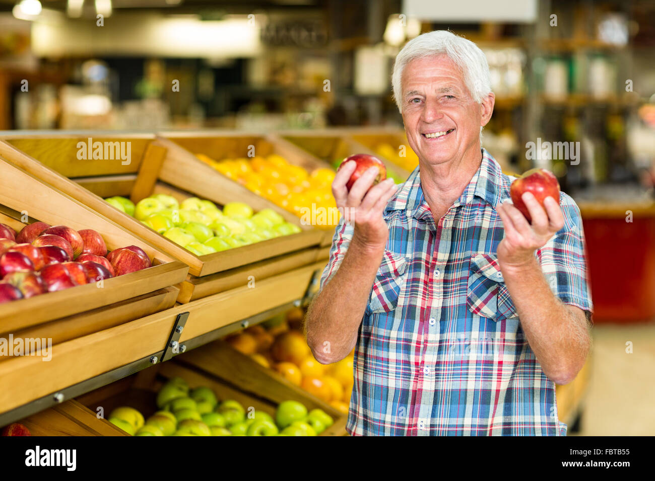 Man holding apples hi-res stock photography and images - Alamy
