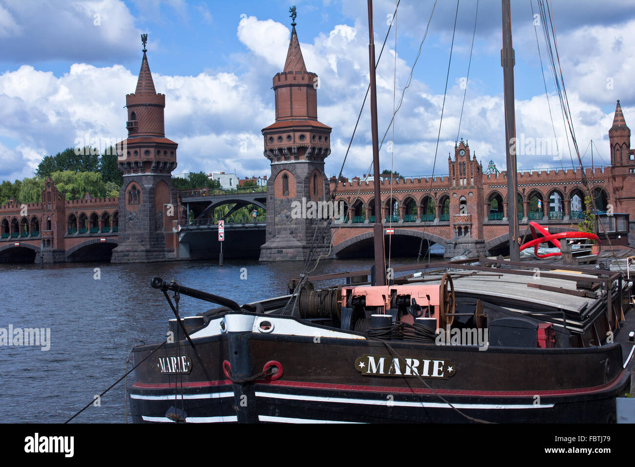 Bridge front hi-res stock photography and images - Alamy