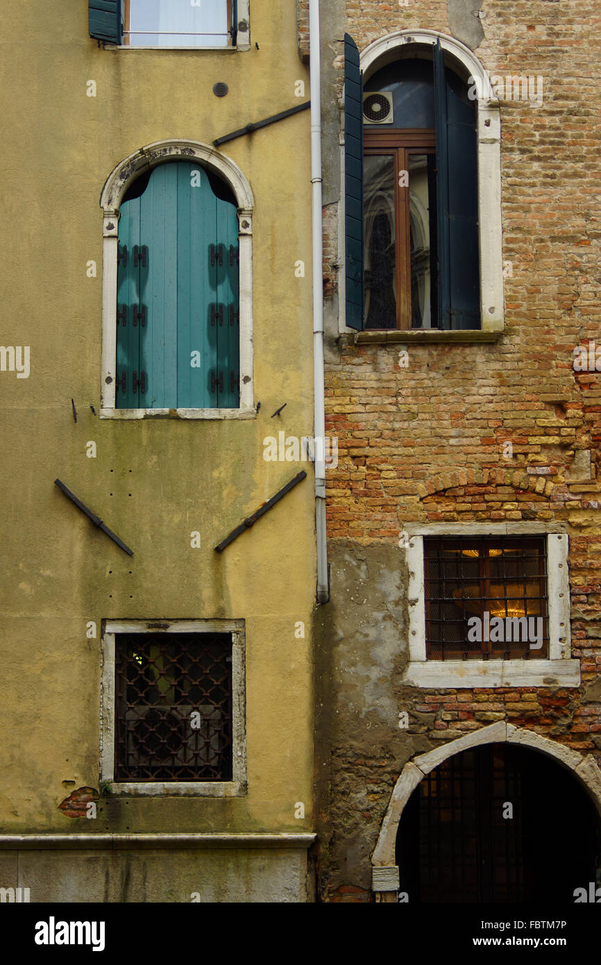 Italian windows hi-res stock photography and images - Alamy