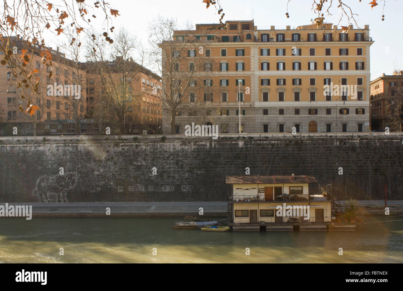Houseboats on tiber river in rome hi-res stock photography and images ...