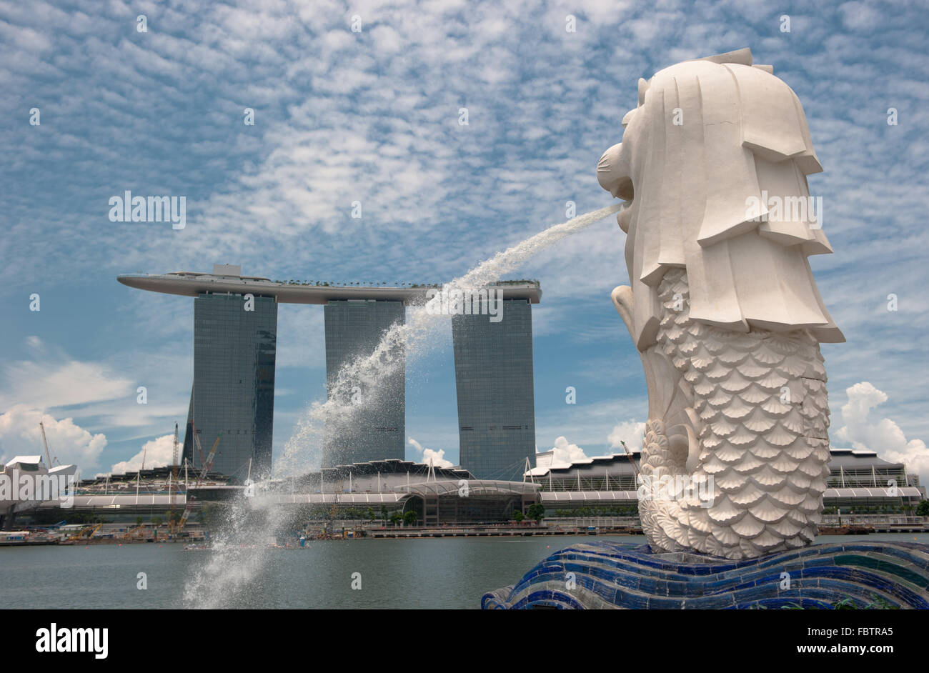 Merlion statue and Marina Bay sands hotel, Singapore Stock Photo - Alamy