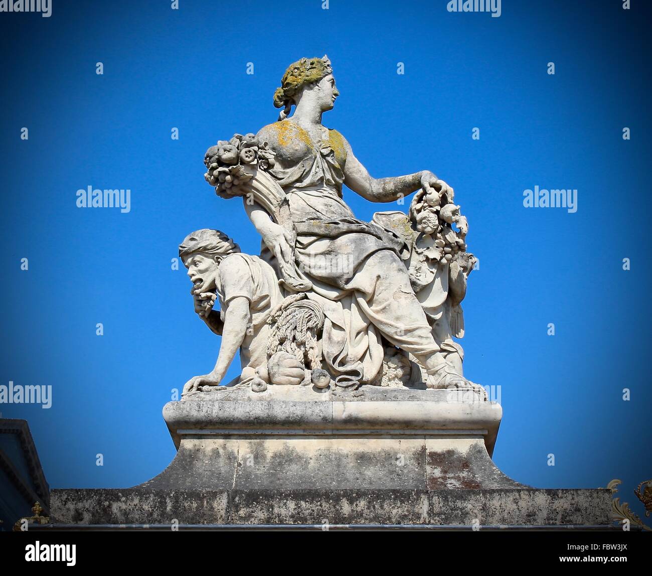 Statue on roof hi-res stock photography and images - Alamy