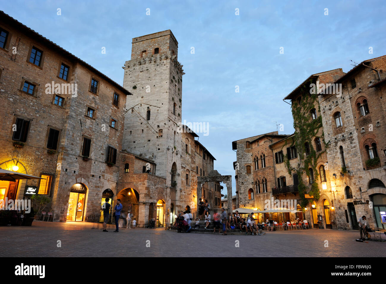 Piazza della Cisterna, San Gimignano, Tuscany, Italy Stock Photo - Alamy