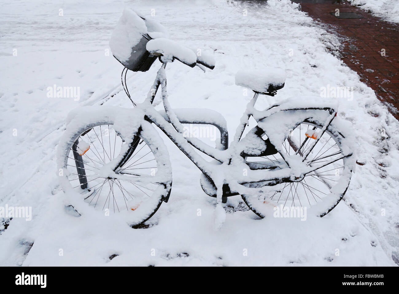 bicycle covered in snow Stock Photo - Alamy
