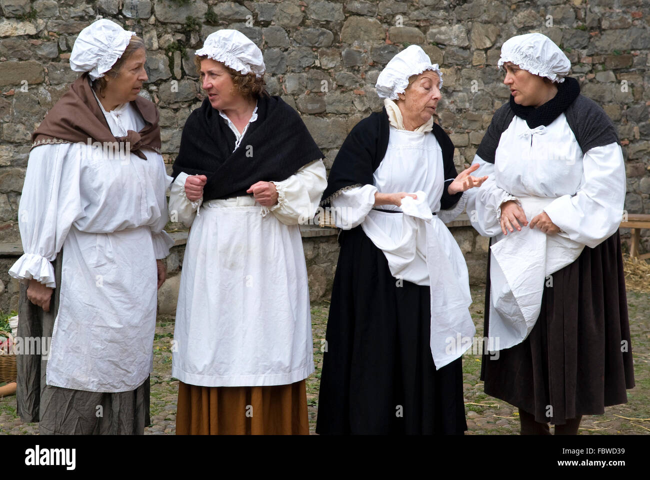 Group women medieval costume hi-res stock photography and images - Alamy