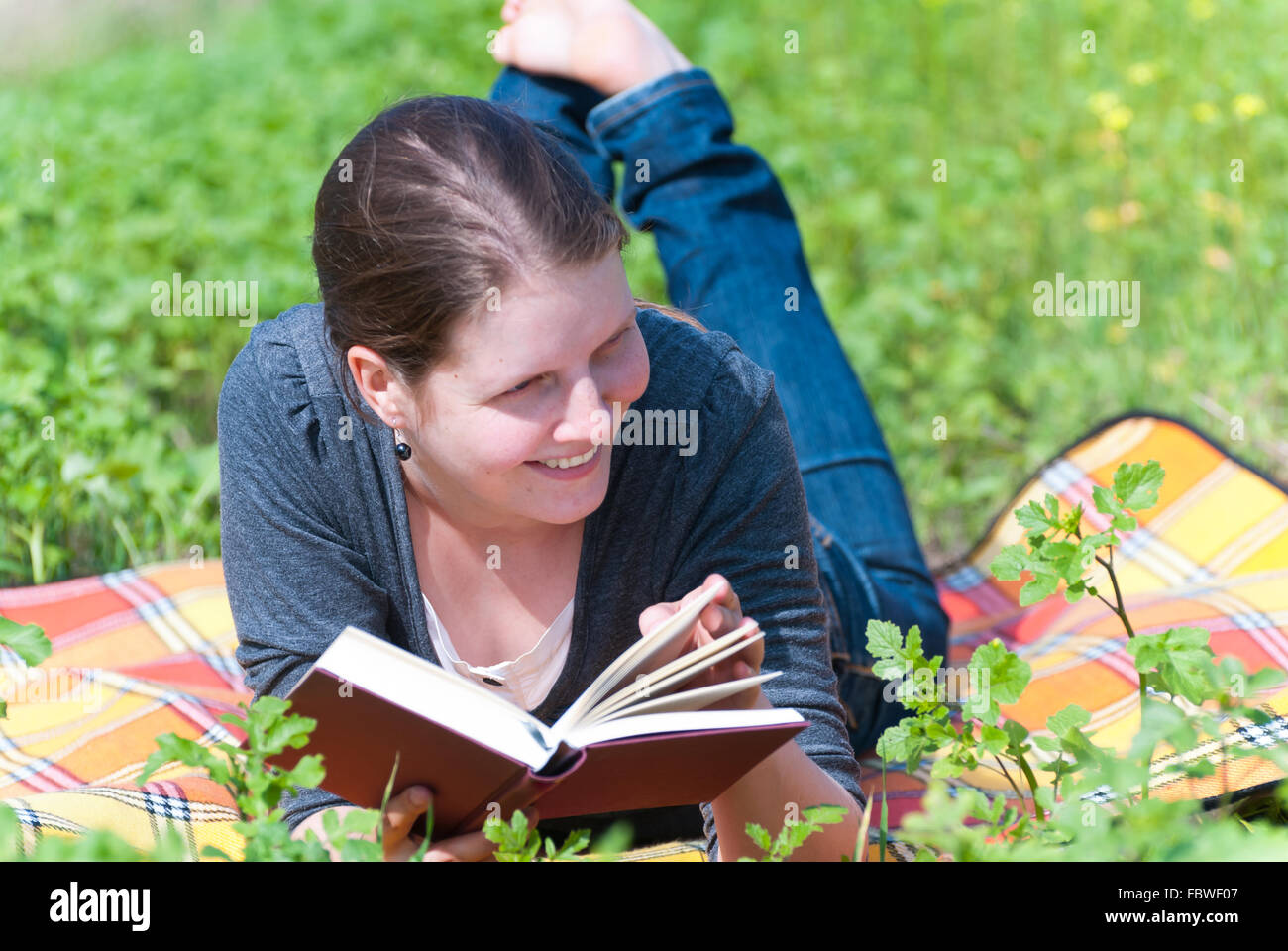 Woman reading book Stock Photo - Alamy