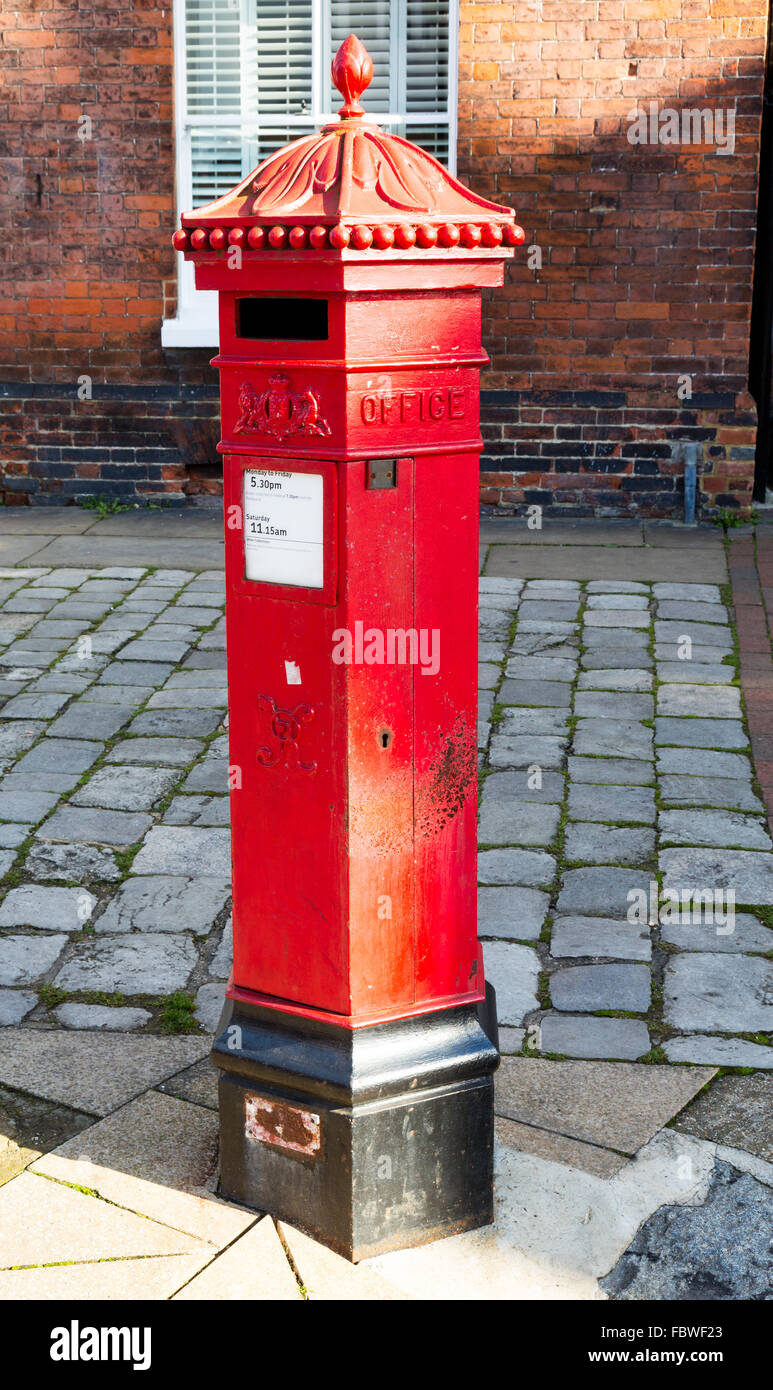 Queen victoria pillar box hi-res stock photography and images - Alamy