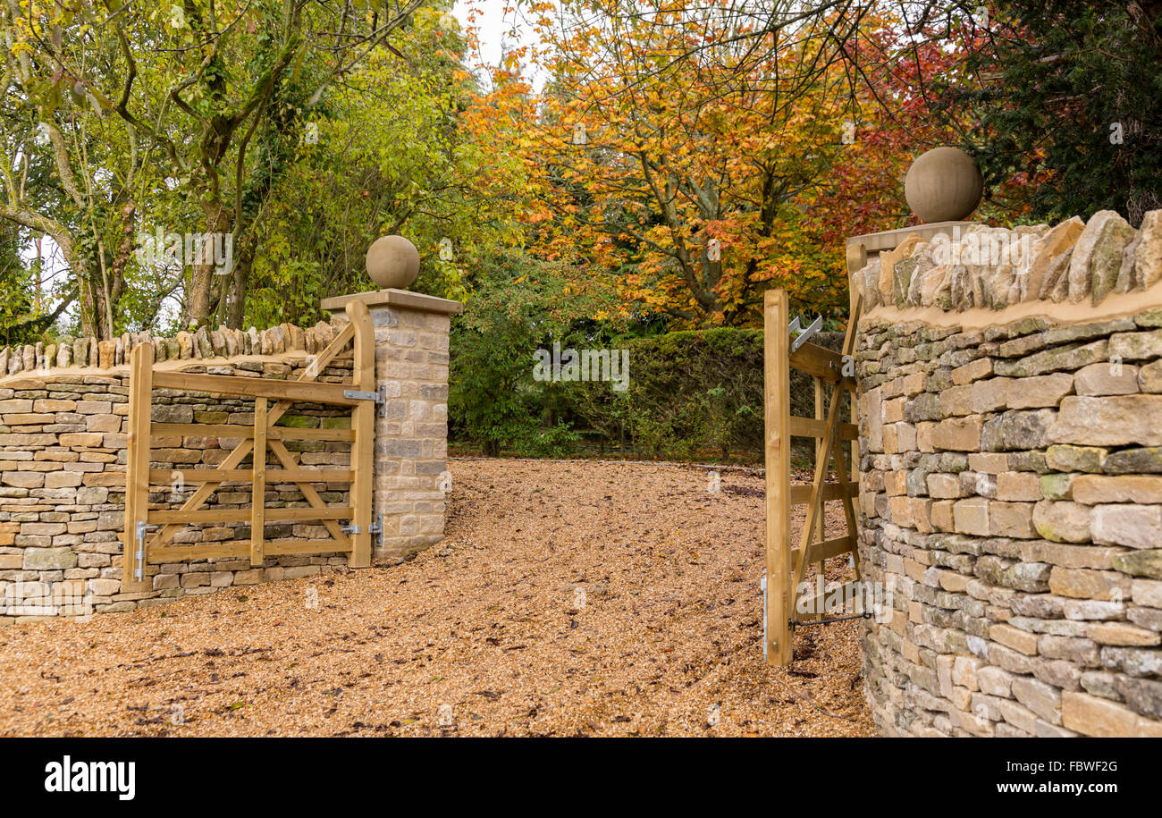 Open wooden gates at entrance to modern house Stock Photo - Alamy