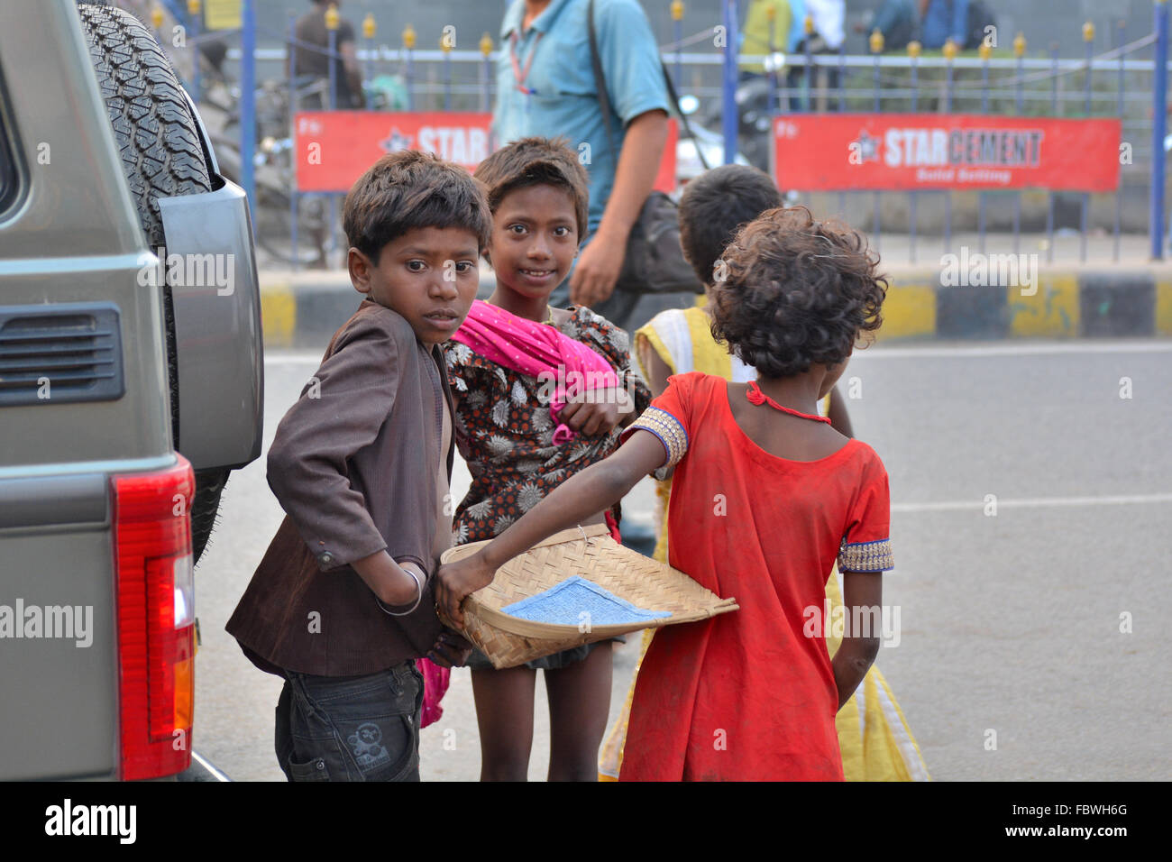 Indian beggar children hi-res stock photography and images - Alamy
