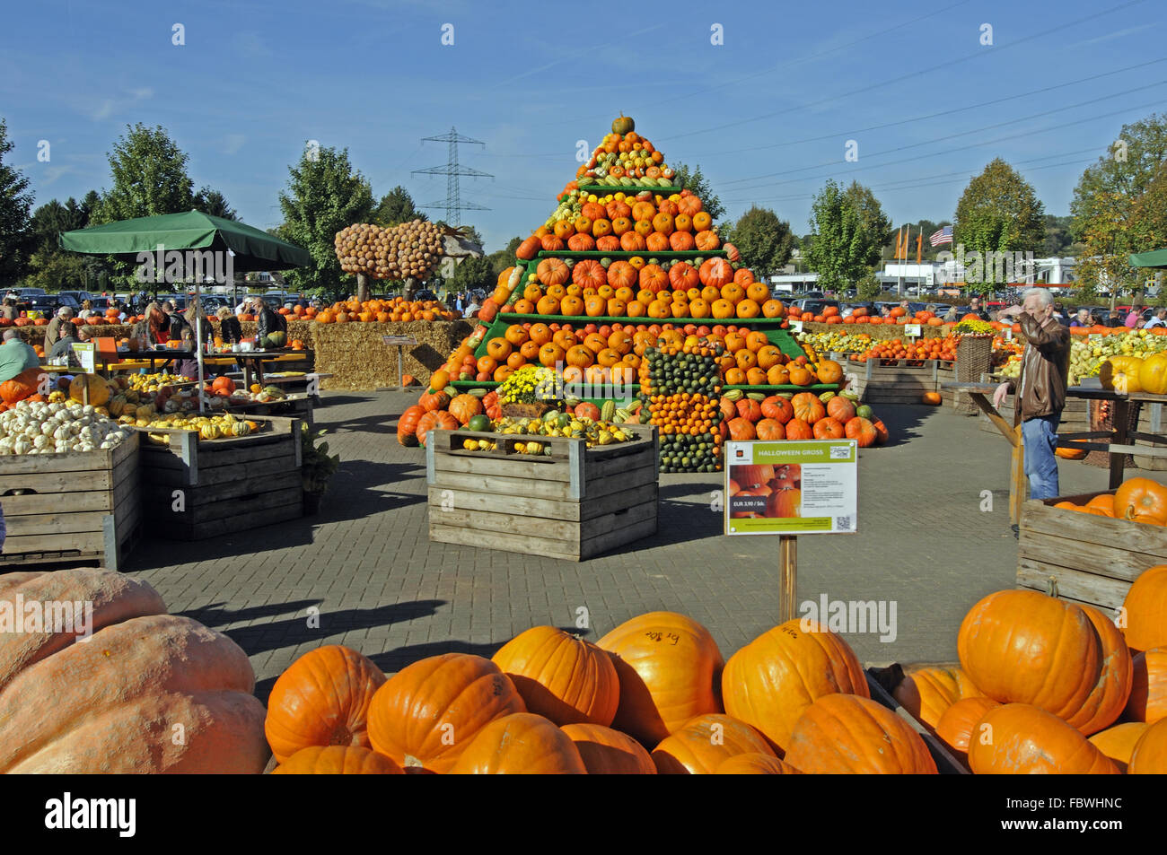 Fruit pyramid market hi-res stock photography and images - Alamy
