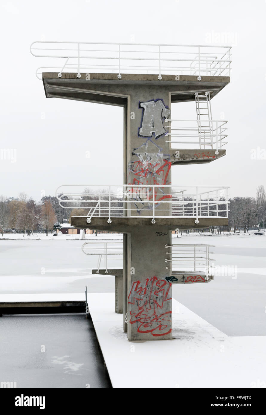High diving board platform hi-res stock photography and images - Alamy